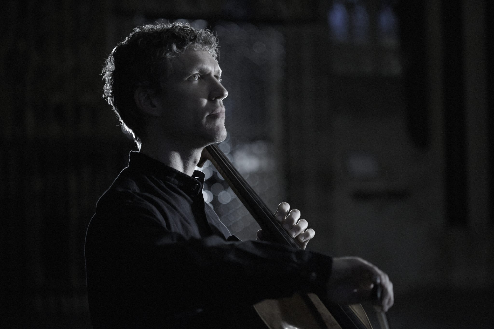 Photo/bio/download - Matthew Barley - Cellist