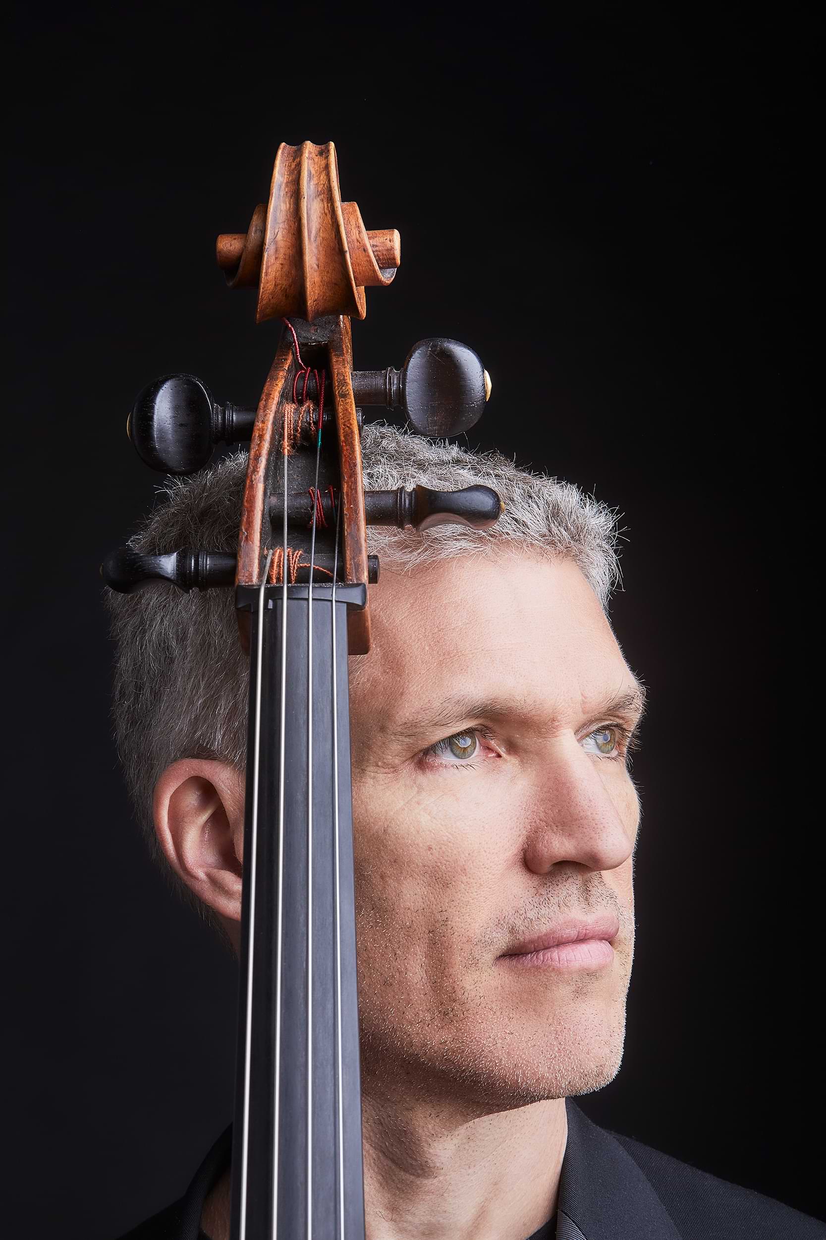 Photo/bio/download - Matthew Barley - Cellist